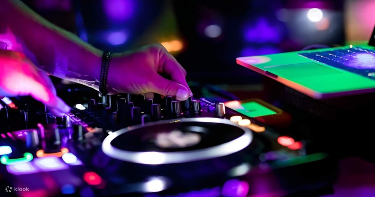 Pesta perahu malam disko dengan DJ live di Mallorca - Klook Indonesia